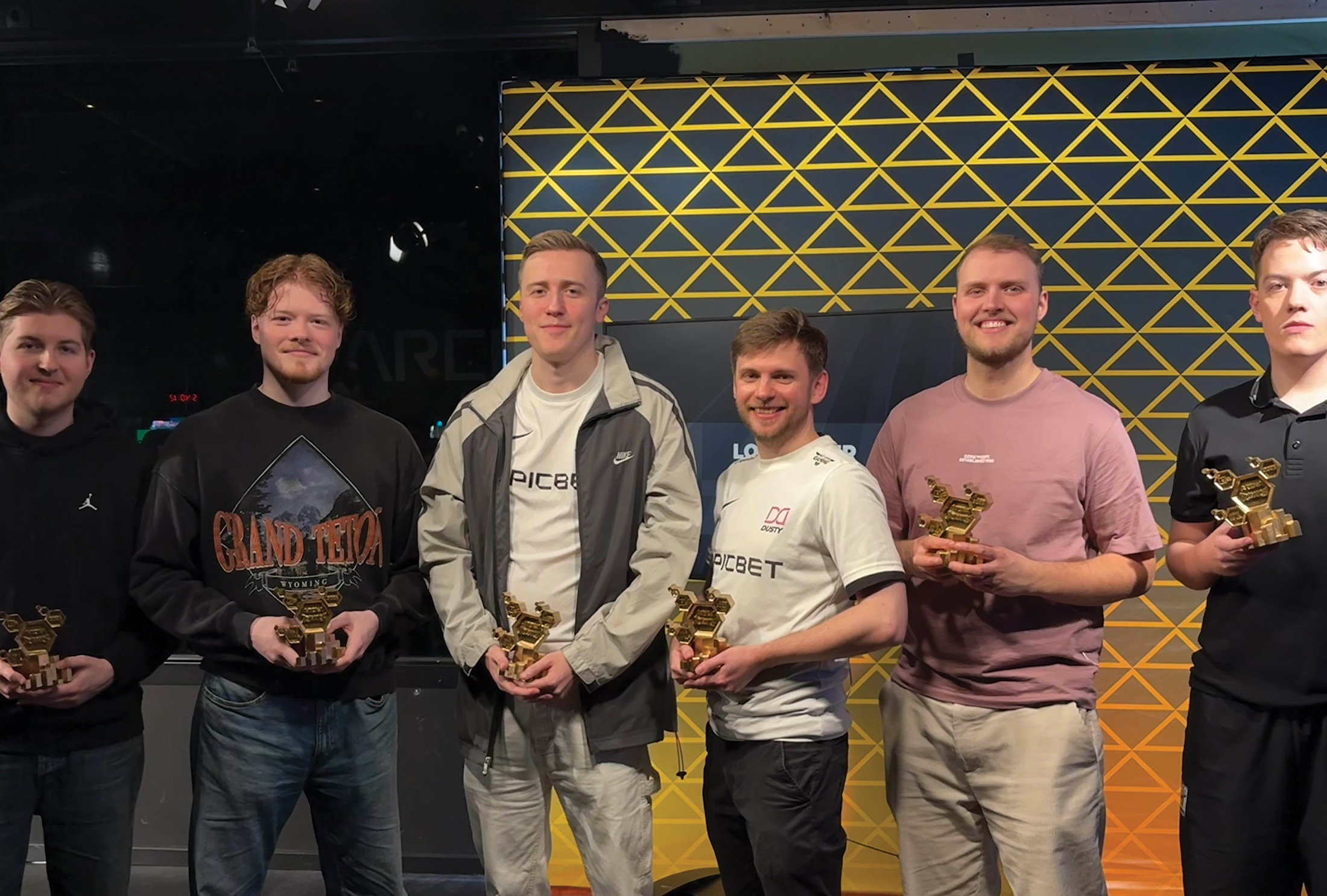 DUSTY óstöðvandi í Marvel Rivals S2 og lyftir bikarnum eftir 4–0 ...